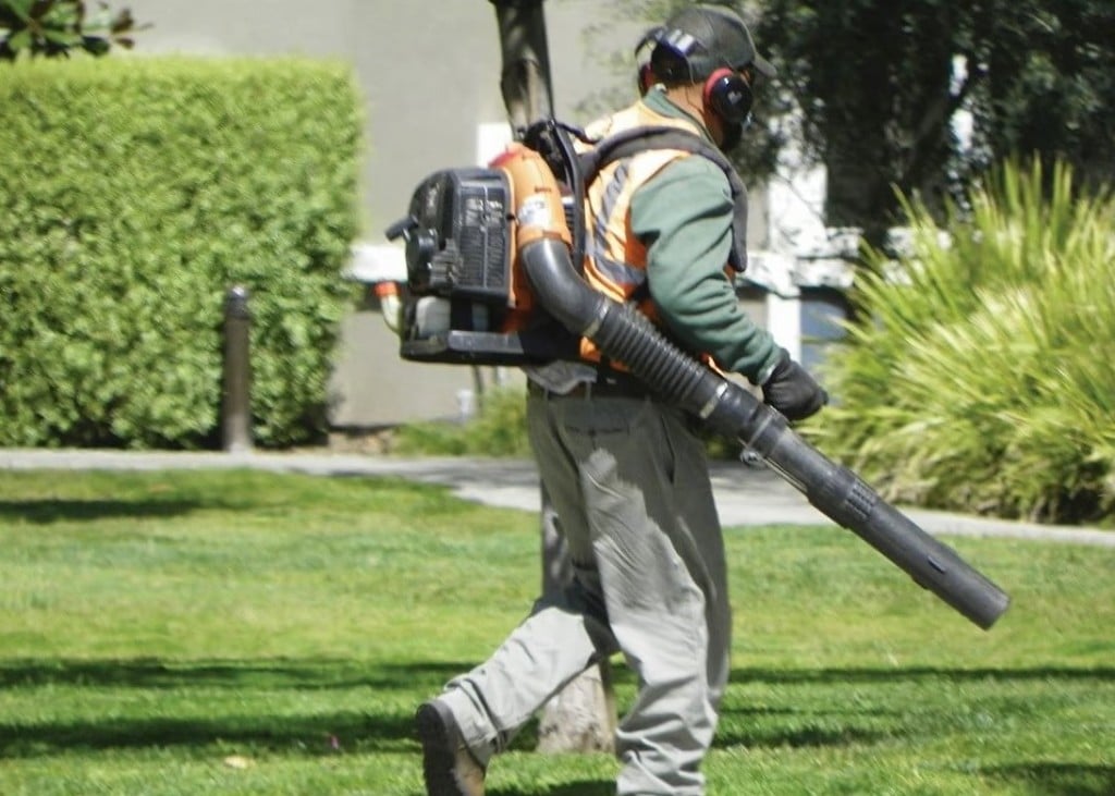 New sign campaign is latest salvo in battle against gas-powered leaf ...